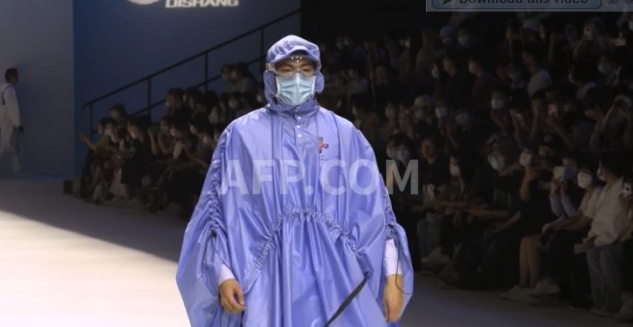 ไอเดียปัง! จีนนำชุด PPE ขึ้นสู่ Catwalk ที่ปักกิ่ง