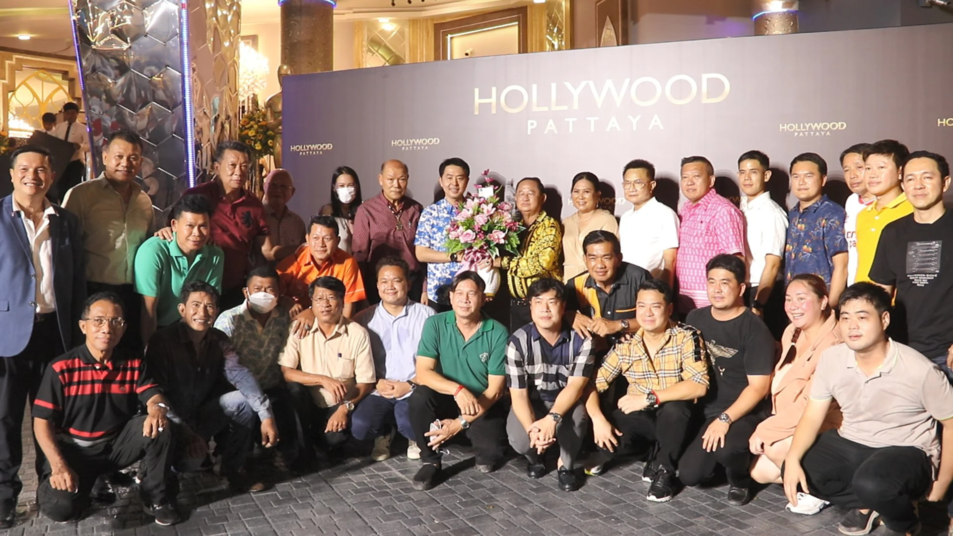 กลุ่มนักการเมือง ผู้นำท้องถิ่น ข้าราชการ พ่อค้า และประชาชน แห่ร่วมอวยพรวันคล้ายวันเกิดปีที่ 67 ...