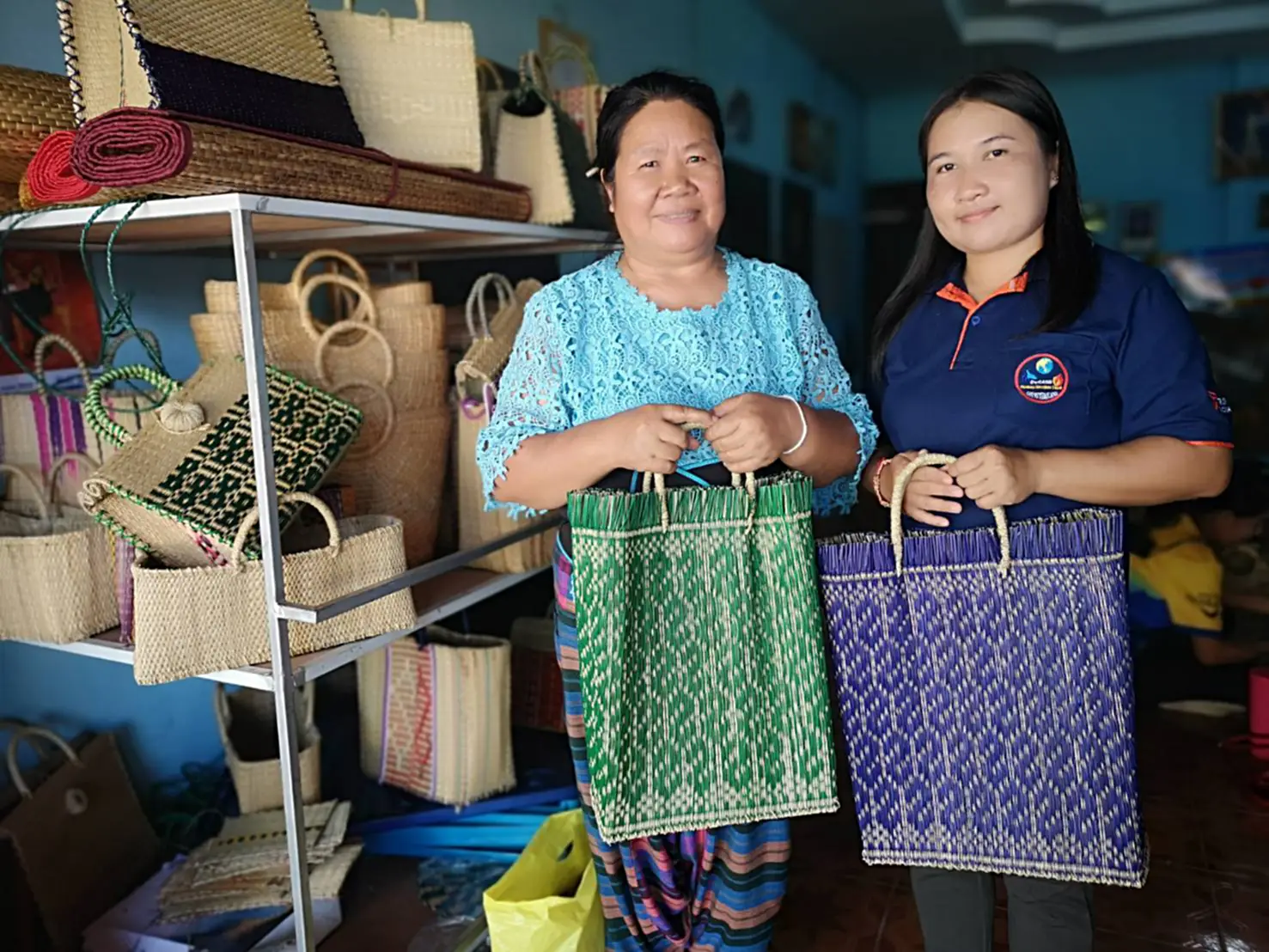 สุดปัง กระเป๋าเสื่อกกนครพนม โกอินเตอร์ สู่เวทีระดับสากล APEC 2022 | TOPNEWS