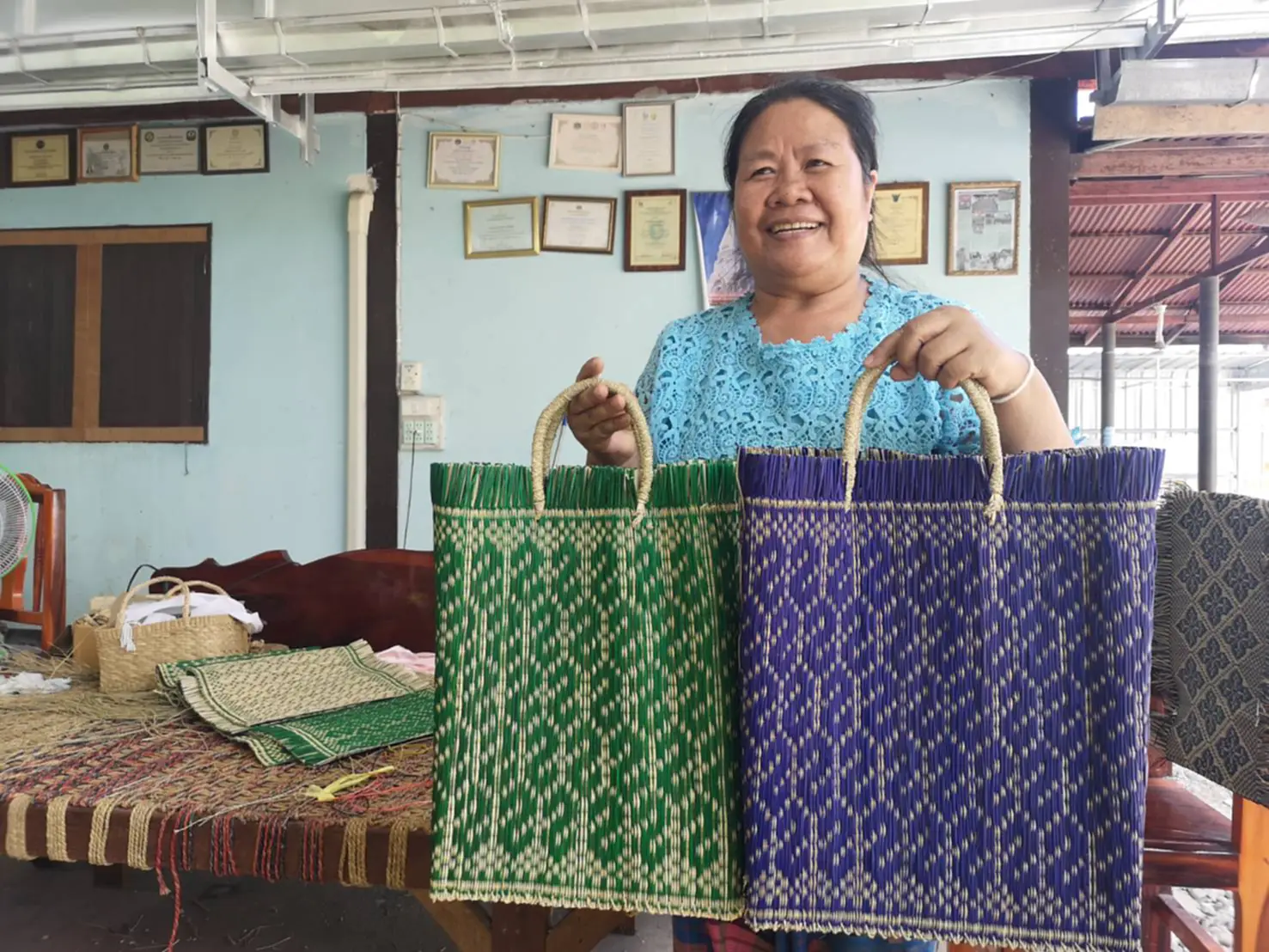 สุดปัง กระเป๋าเสื่อกกนครพนม โกอินเตอร์ สู่เวทีระดับสากล APEC 2022 | TOPNEWS