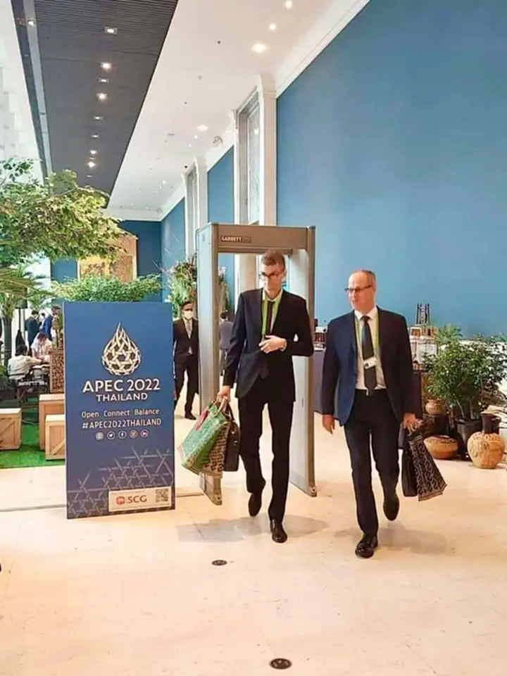 สุดปัง กระเป๋าเสื่อกกนครพนม โกอินเตอร์ สู่เวทีระดับสากล APEC 2022 | TOPNEWS