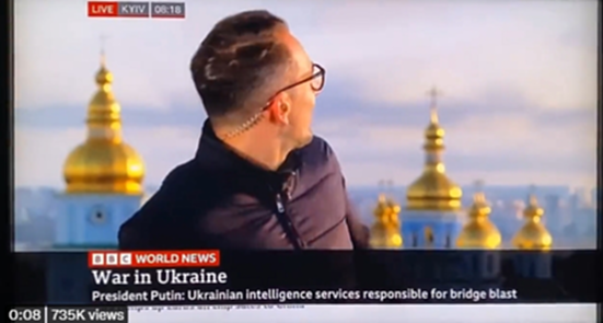 เผยคลิปนักข่าว BBC ตกใจเสียงระเบิดขณะรายงานสดรัสเซียถล่มเคียฟ - TOPNEWS