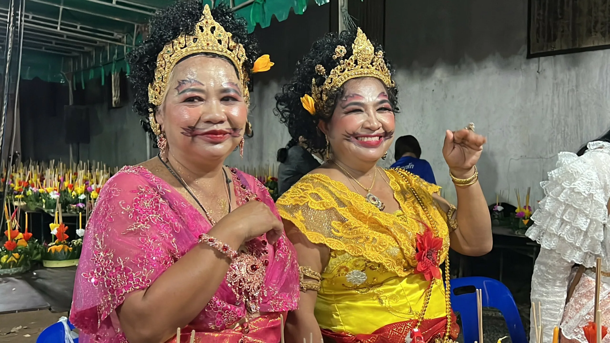 นางยักษ์โผล่ขายกระทง เริ่มแล้วเทศกาลลอยกระทงบรรยากาศน้ำรอบอุโบสถเก่าแก่อายุกว่า 400 ปี | TOPNEWS