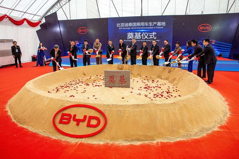 ค่ายรถยนต์ไฟฟ้าจีน BYD วางศิลาฤกษ์ ‘โรงงาน’ แห่งแรกในไทย | TOPNEWS