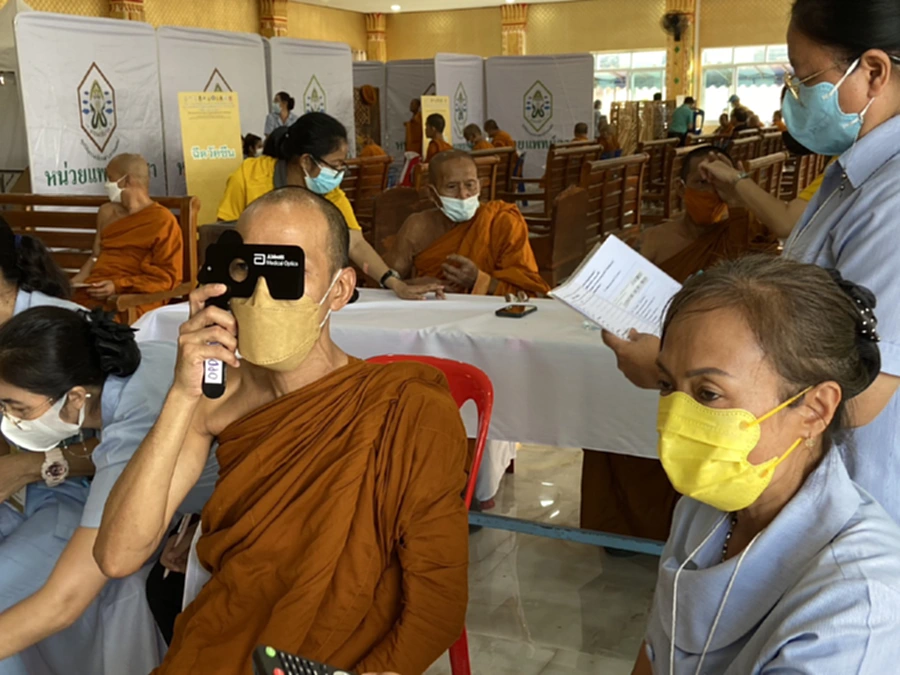 ระดมบุคคลากรบริการตรวจสุขภาพประชาชนและพระสงฆ์ฟรีทั่วเมืองจันท์ | TOPNEWS