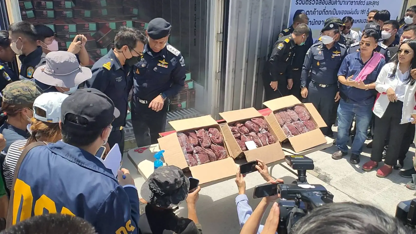 กรมศุลกากร ร่วมกับหน่วยงานที่เกี่ยวข้อง เปิดตู้ของกลางซากสัตว์และสุกรเถื่อน 161 ตู้ | TOPNEWS