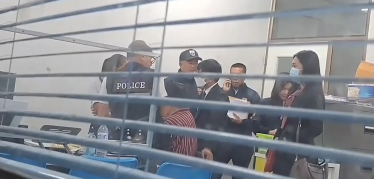 คืบหน้า ตำรวจคุมตัว เพธรา นางนกต่อพิมพ์ลายนิ้วมือ ด้านชุดทำงานบิ๊กโจ๊ก ...