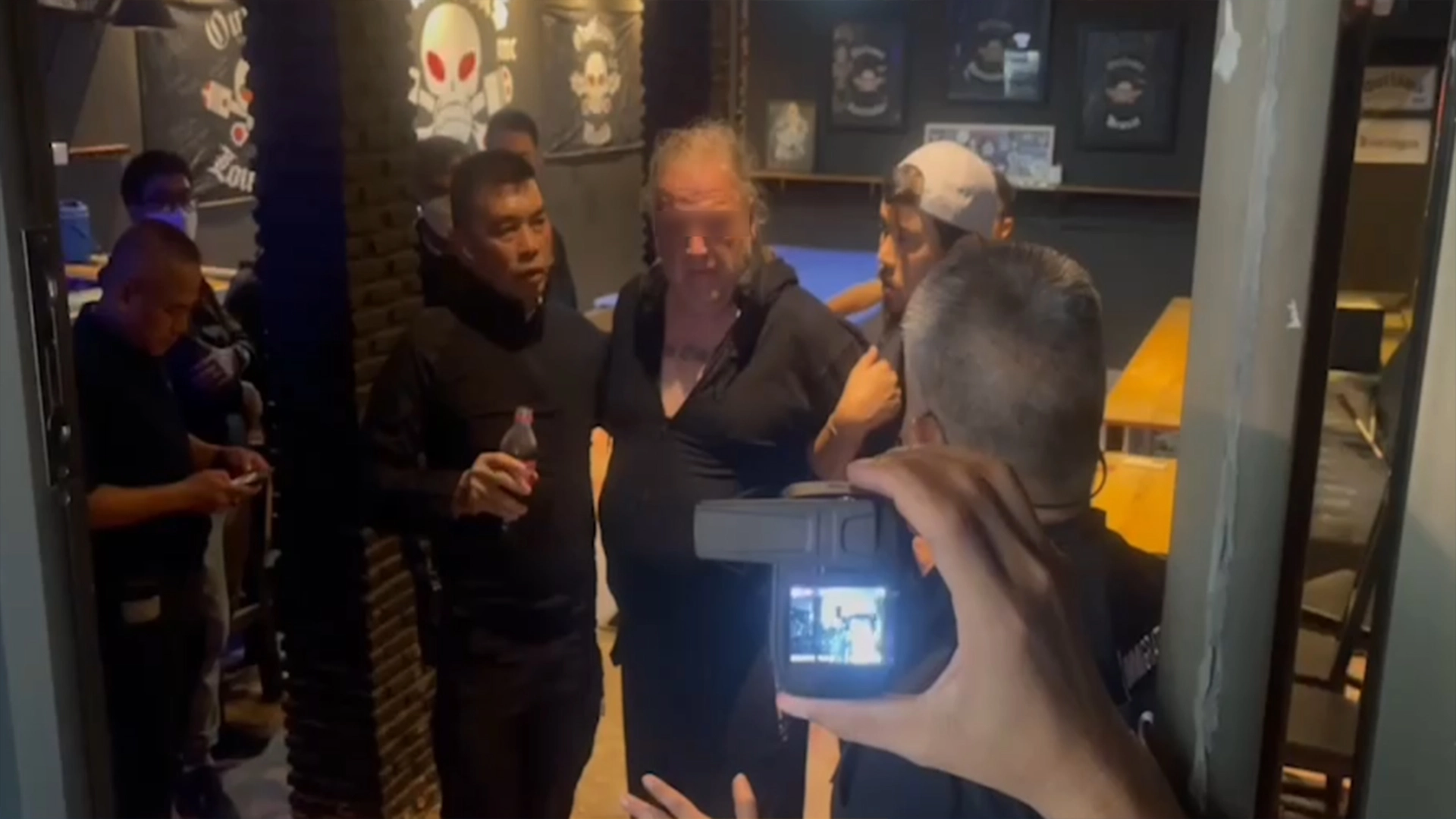 คืบหน้า ตำรวจคุมตัว เพธรา นางนกต่อพิมพ์ลายนิ้วมือ ด้านชุดทำงานบิ๊กโจ๊ก ...