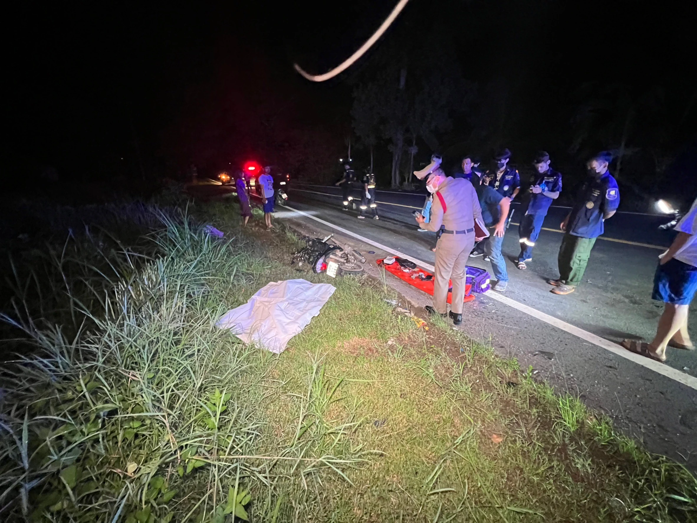 วัยรุ่นวัย 15 ขี่จยย.ร่วมงานวันเกิดย้อนหลังเพื่อนถูกกระบะข้ามเลนชน ...