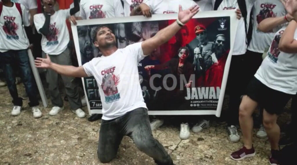 อินเดียแห่ต่อคิวชมหนังใหม่ราชาบอลลีวูด | TOPNEWS