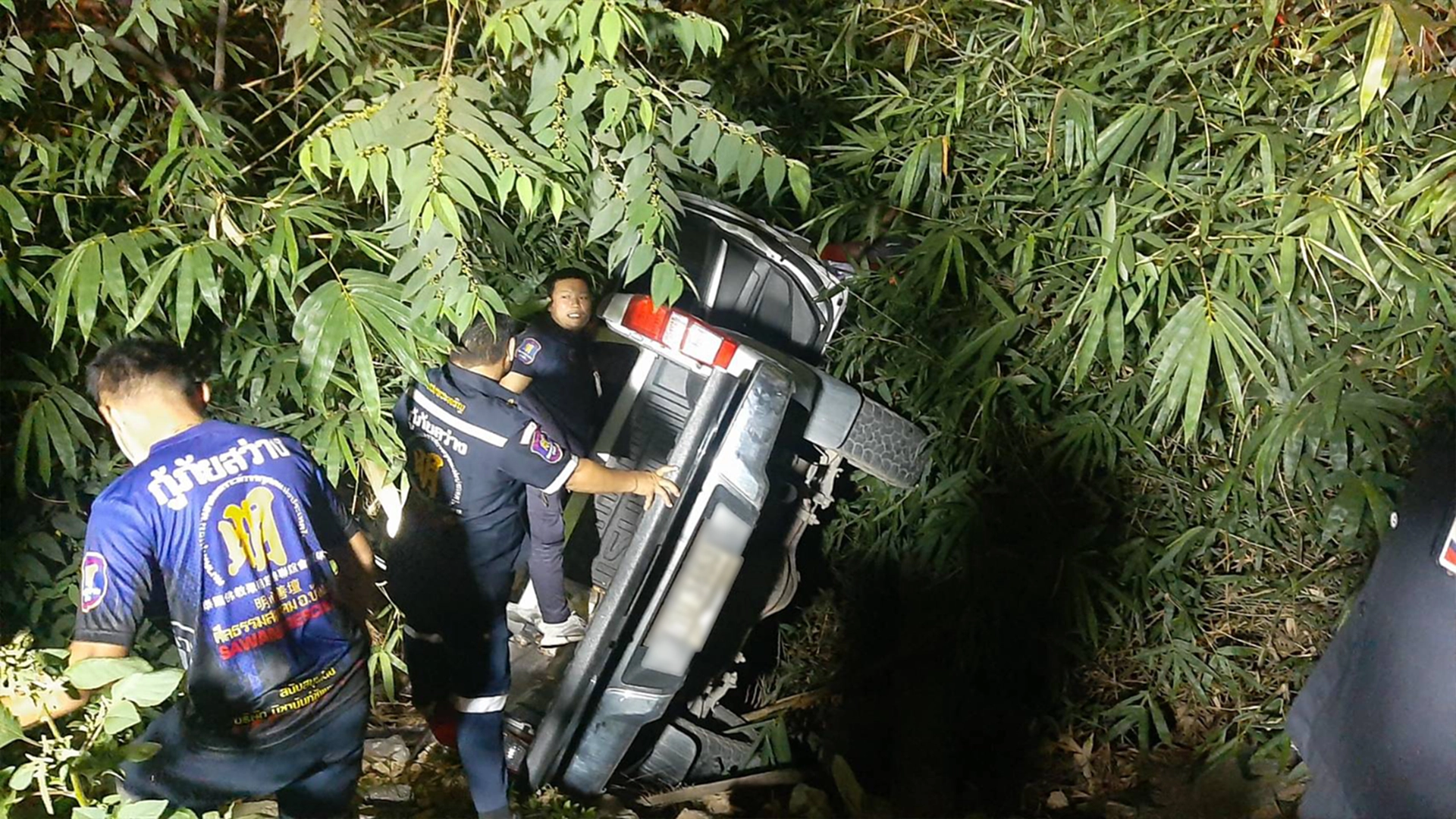 ลุงวัย 71 เบาหวานกำเริบ วูบ รถตกข้างทางลึกกว่า 8 เมตร รอดปาฏิหาริย์ | TOPNEWS