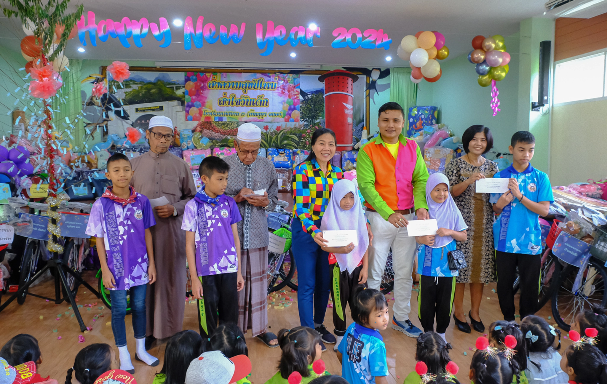 โรงเรียนในสังกัดเทศบาลเมืองเบตง ร่วมจัดกิจกรรมส่งสุขปีใหม่ สดใสวันเด็ก ประจำปี 2567 | TOPNEWS