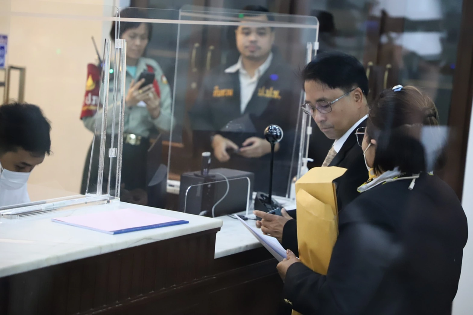 ธีรยุทธ ยื่นป.ป.ช.สอบจริยธรรม 44 สส.ก้าวไกล ลงชื่อรื้อแก้ม.112 | TOPNEWS