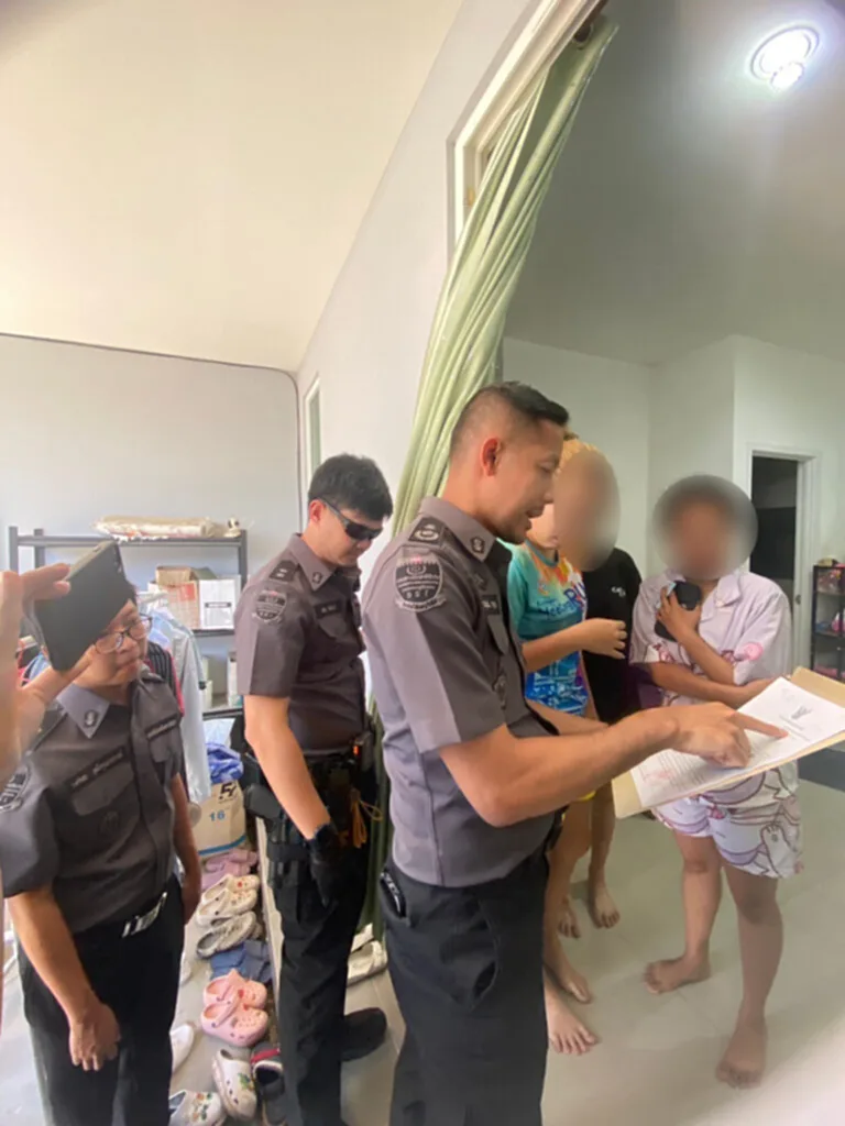 DSI บุกทลายโกดัง "สินค้าแบรนด์เนมปลอม" จว.นนทบุรี อึ้ง ขายว่อนโซเชียล เงินหมุนเวียนกว่า 20 ล้าน ...