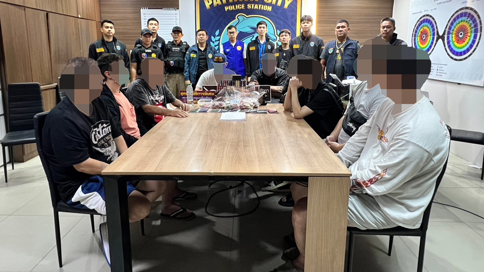 ตำรวจพัทยาร่วมปกครอง บุกจับวงไพ่นานาชาติ | TOPNEWS