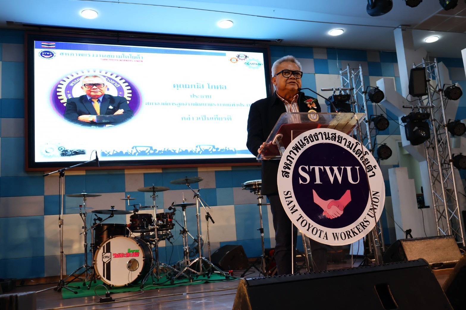 "พรรคแรงงานสร้างชาติ" บุกทำเนียบ ยื่นหนังสือถึง "นายกฯ" ค้านขึ้นVAT 15% แรงงานระทมหนักประชาชน ...