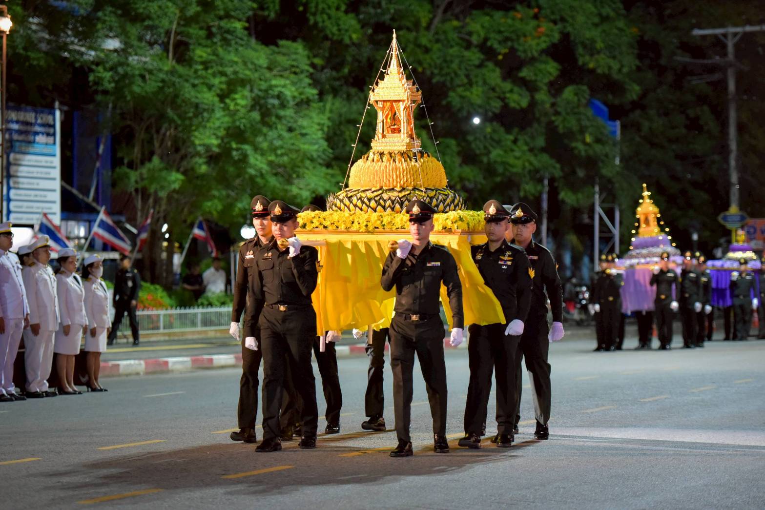 ชาวสุโขทัยปลื้มปิติ รับไฟพระฤกษ์-พระประทีปพระราชทาน ลอยกระทง 68 | TOPNEWS